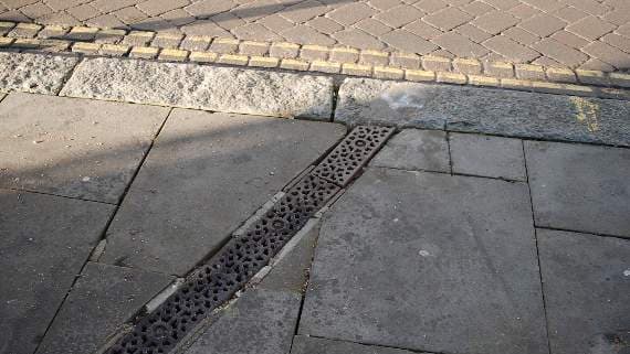 Broken gratings in Ross-on-Wye cause trip hazards | rossgazette.com