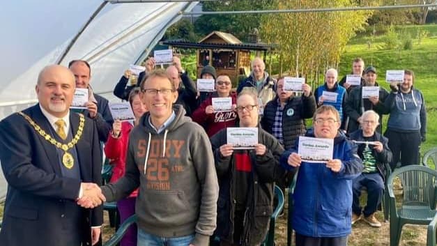 Mayor visits Ross Community Garden | rossgazette.com