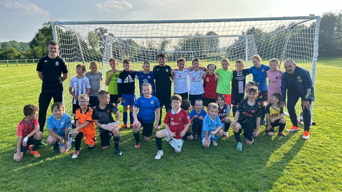 Arsenal legend helps Ross Juniors FC celebrate 20 years | rossgazette.com