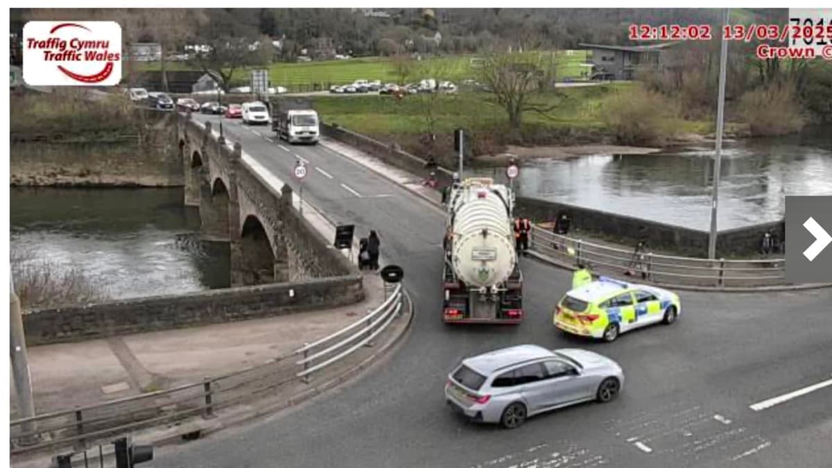 Bridge of sighs as lorry breaks down in Monmouth | rossgazette.com